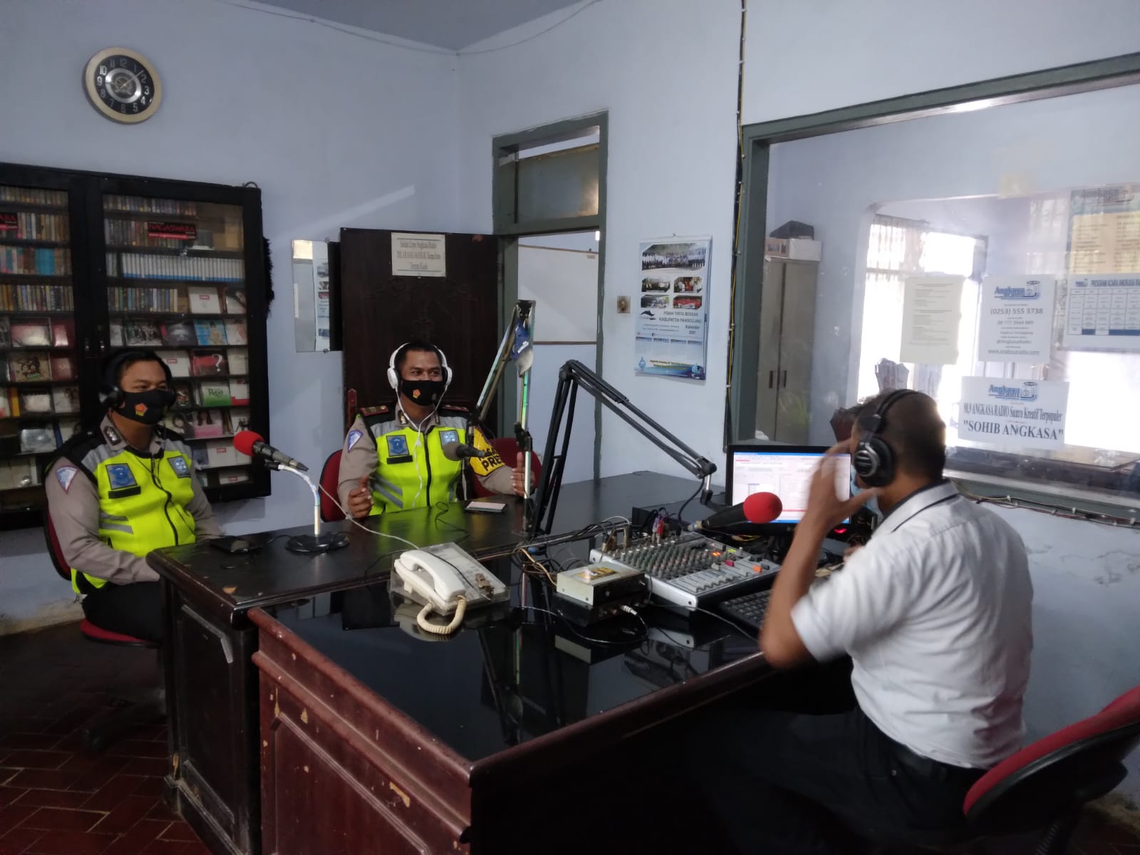 Hari Ketiga Ops Zebra, Satlatas Polres Pandeglang HImbau Di Radio ... Hari Ketiga Ops Zebra, Satlatas Polres Pandeglang HImbau Di Radio ...
