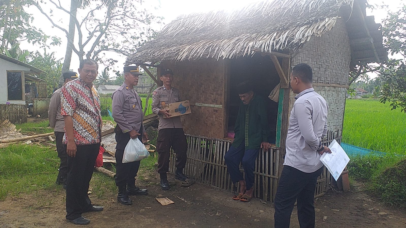 Gerak Cepat Polsek Patia Beserta Muspika Bantu Warga Cibungur | Global ... Gerak Cepat Polsek Patia Beserta Muspika Bantu Warga Cibungur | Global ...