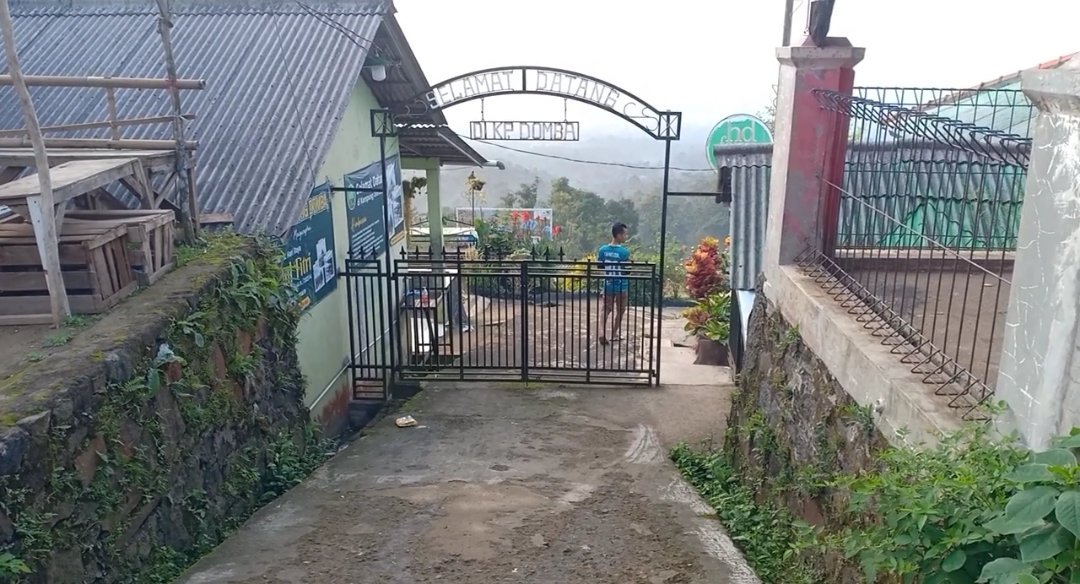 Embun Pagi Puncak Bukit Kampung Domba Gunung Karang Penyejuk Hati ...