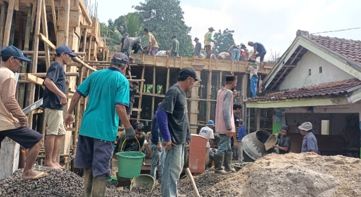 Warga Desa Sikulan Gotong Royong Pengecoran Bangun Pustu, Camat Jiput ... Warga Desa Sikulan Gotong Royong Pengecoran Bangun Pustu, Camat Jiput ...